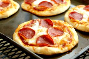 Calorias em 1 Porção Mini pizza semipronta light assado(a) e Fatos ...